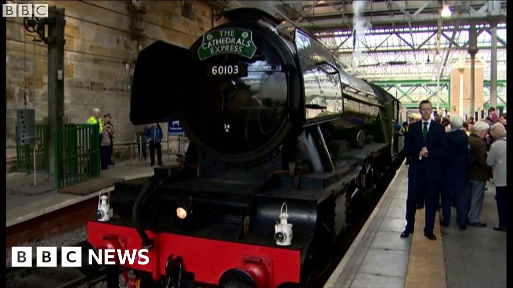 Thousands welcome Flying Scotsman's return to Scotland - BBC News
