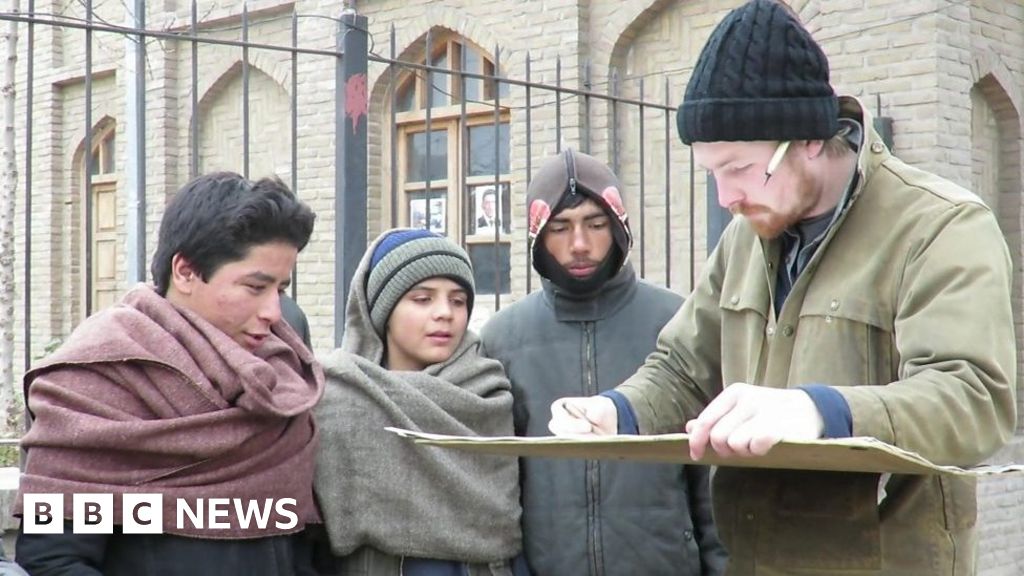 The artist who sketches victims of war - BBC News