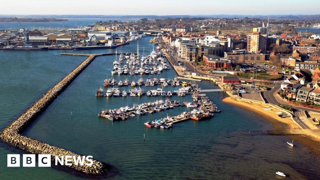 Poole Quay: Roads shut to traffic to support cycling and walking - BBC News