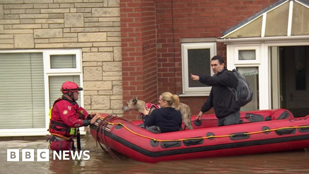 England flooding: Almost 50 warnings in place - BBC News