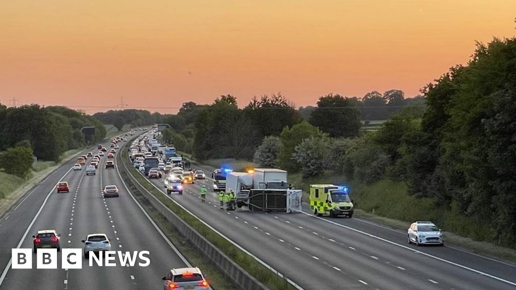 M4 carriageway reopens after multi-vehicle crash