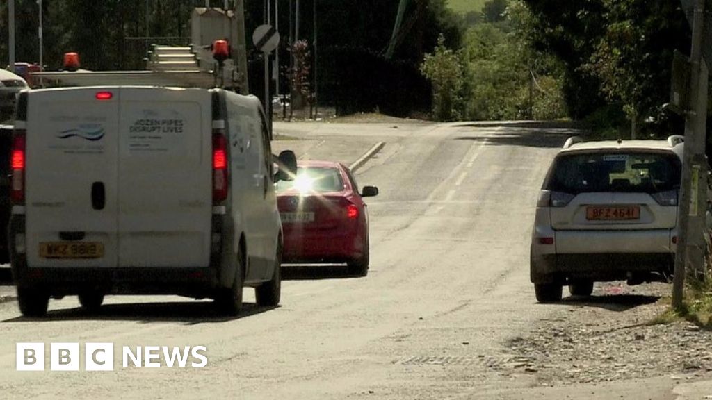 'A myriad' of Irish border roads - BBC News