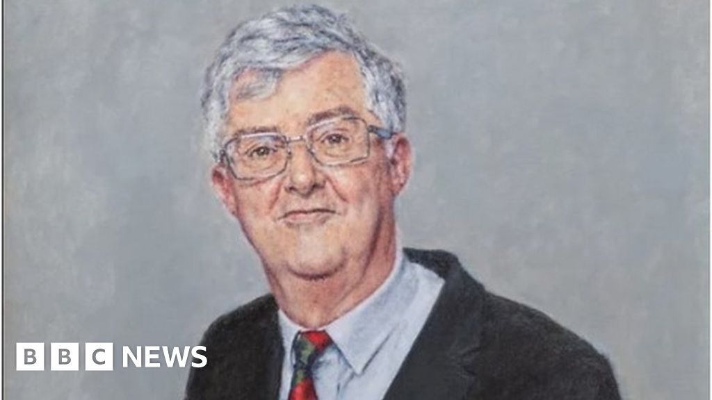 Mark Drakeford: First minister immortalised in oil painting - BBC News