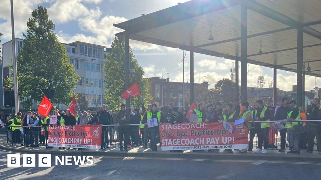 Hull: Stagecoach bus strikes called off after pay deal agreed - BBC News