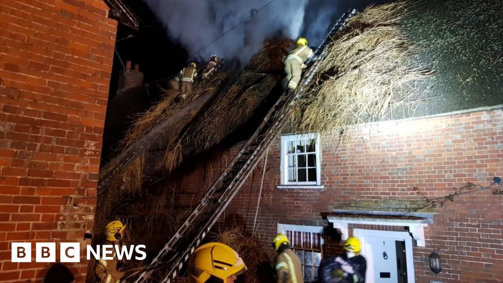 Cranborne thatch fire tackled by more than 100 firefighters - BBC News