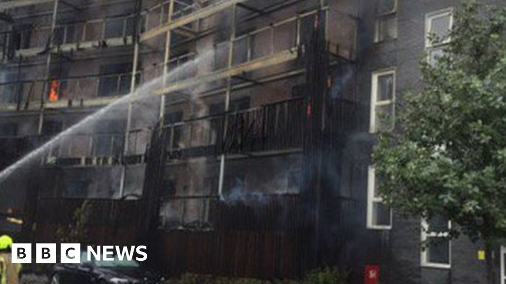 Barking fire: Blaze breaks out in east London flats - BBC News