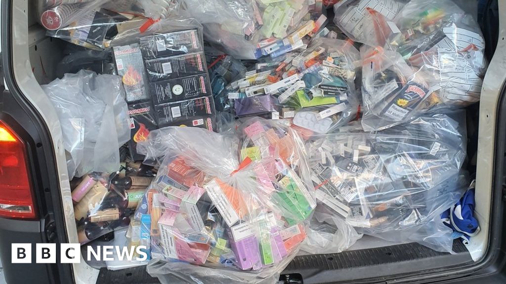 Thousands of vapes seized from Oxford Street shops - BBC News