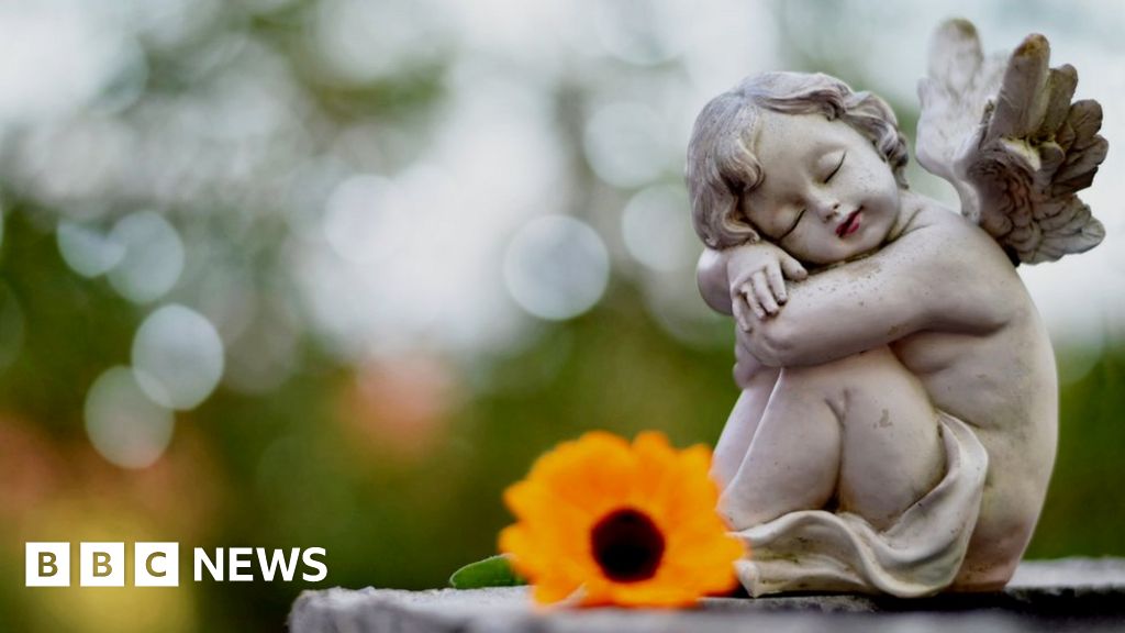 Parents to receive £500 towards child funeral costs - BBC News