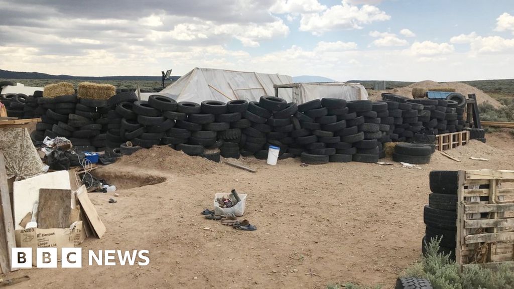 New Mexico compound gang arrested by FBI - BBC News