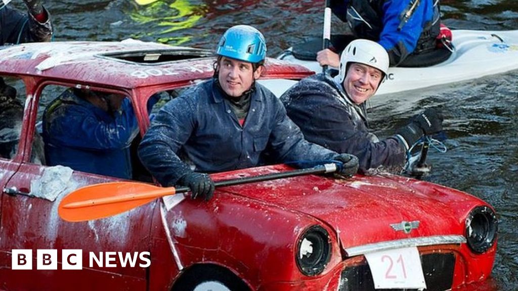 Matlock Bath raft race returns after three-year gap - BBC News