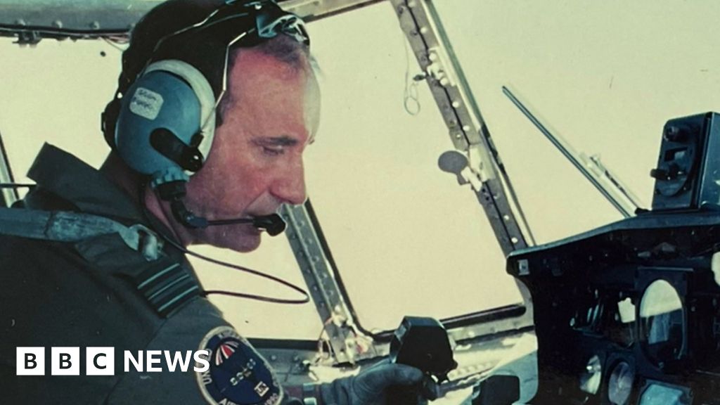 Wiltshire: Pilot recounts Falklands mid-air refuel trial - BBC News