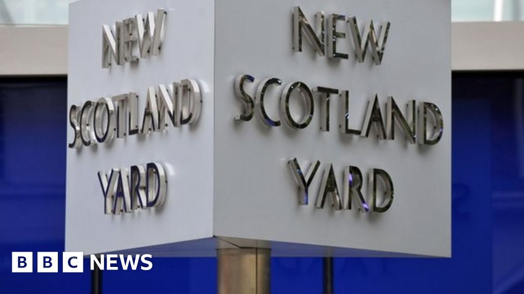 Mirror journalist arrested in phone-hacking probe released on bail ...