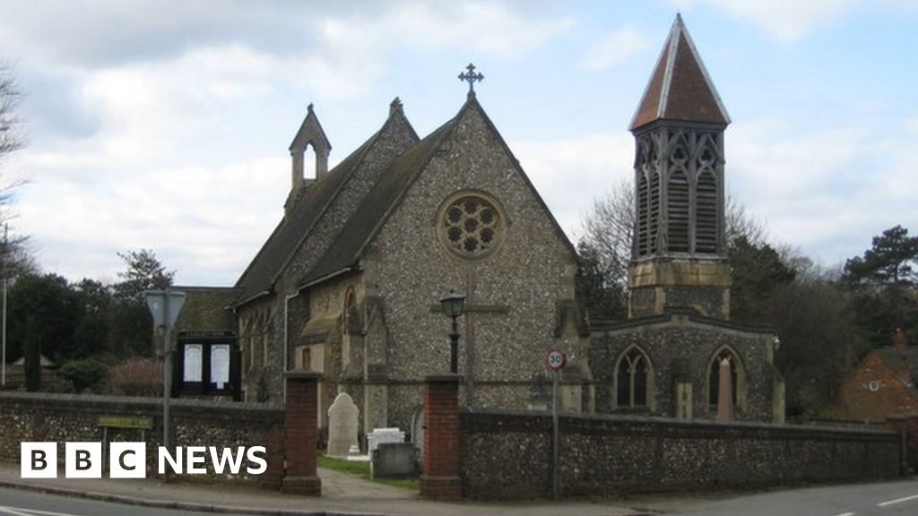Tylers Green: Rev Michael Hall 'spiritually abused' parishioners - BBC News