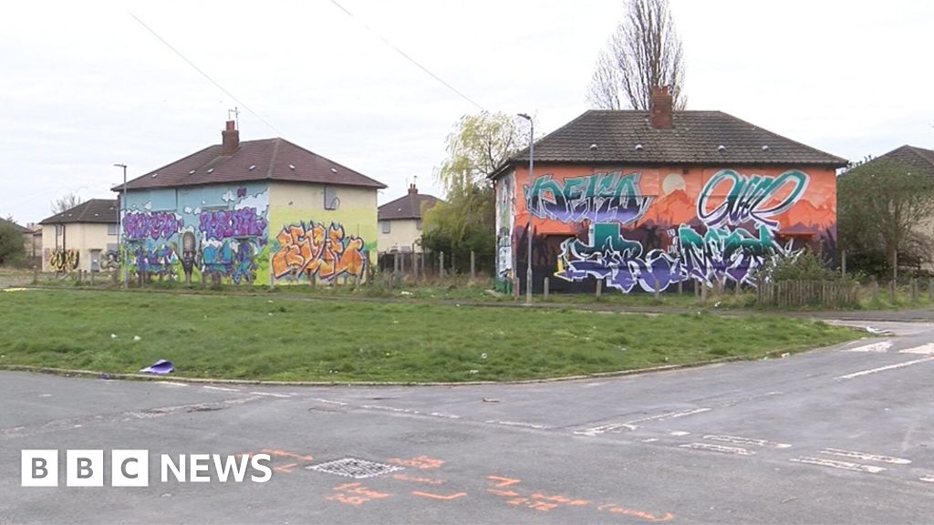 Graffiti cuts anti-social behaviour in east Hull - BBC News