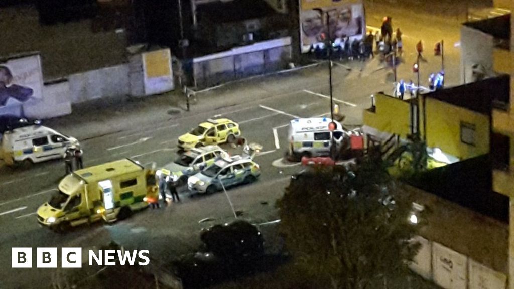 Man, 19, found stabbed to death in Old Kent Road - BBC News