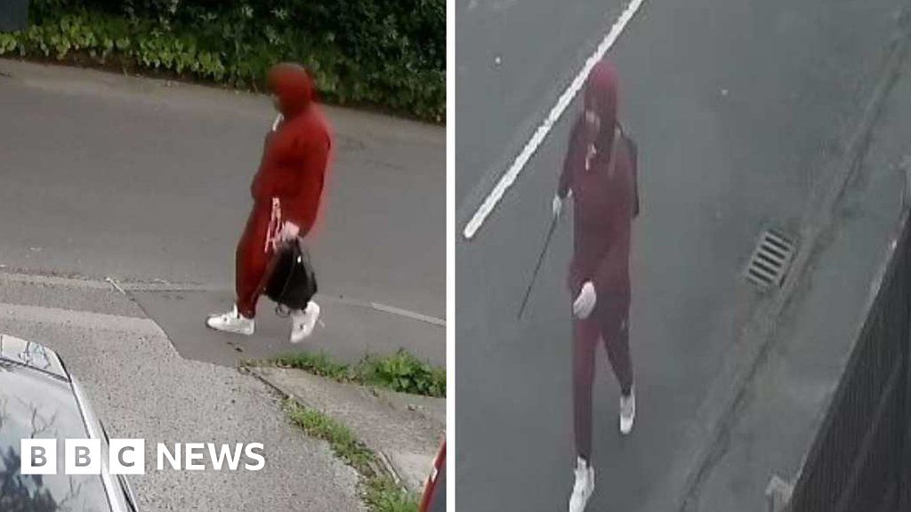 Arnold: CCTV appeal after man demands woman's car keys - BBC News
