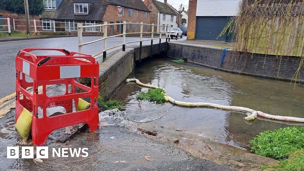 West Berkshire: Raw sewage flooding costs council thousands - BBC News