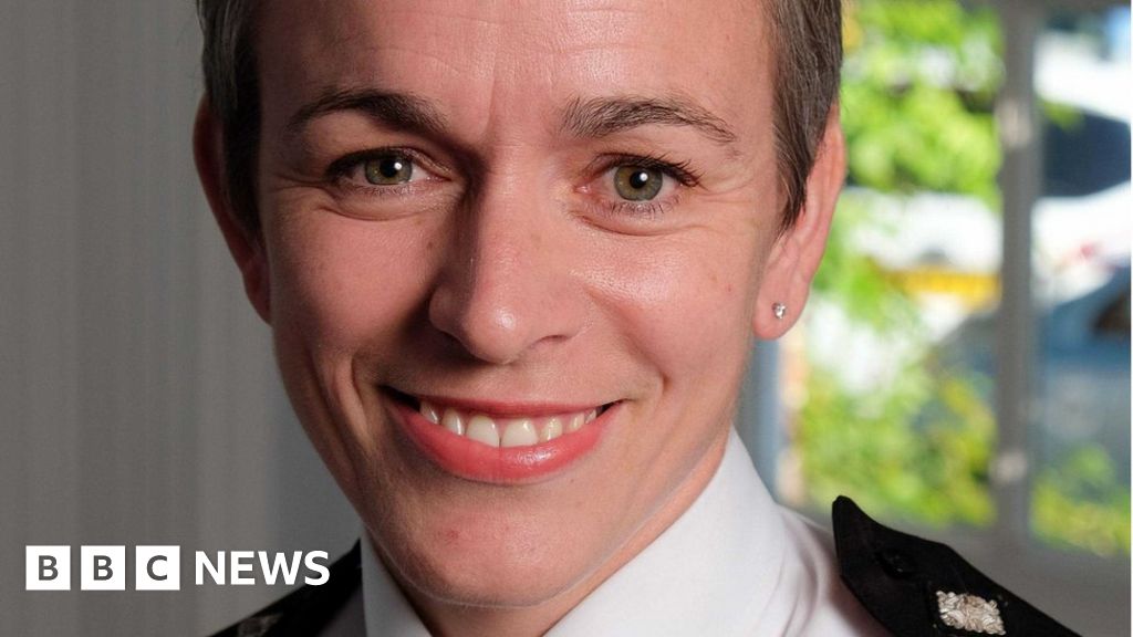 Hampshire and Isle of Wight's first female chief constable to step down