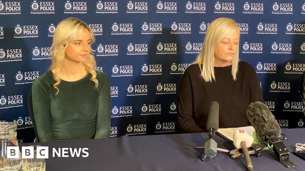 Simon Dobbin: Reward offered as police treat death as murder - BBC News