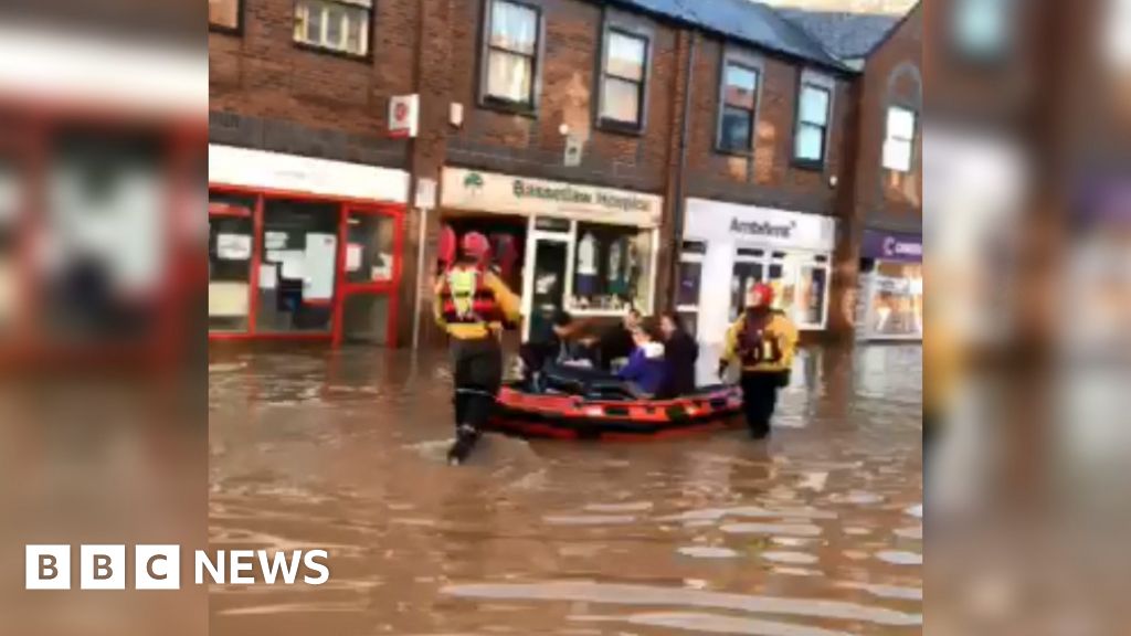 East Midlands flooding: Dozens of homes evacuated - BBC News