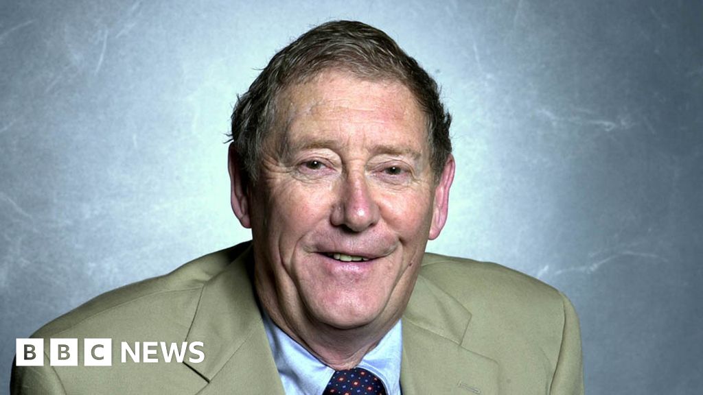 Austin Mitchell: Memorial service held at Grimsby Minster - BBC News