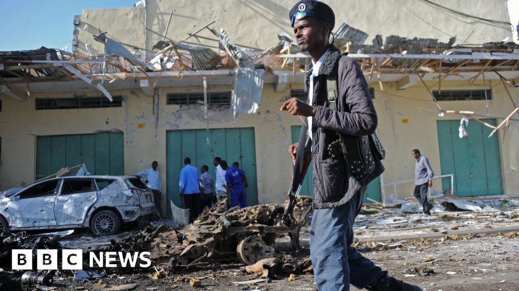Somalia: Three killed in car bomb blast in Mogadishu - BBC News