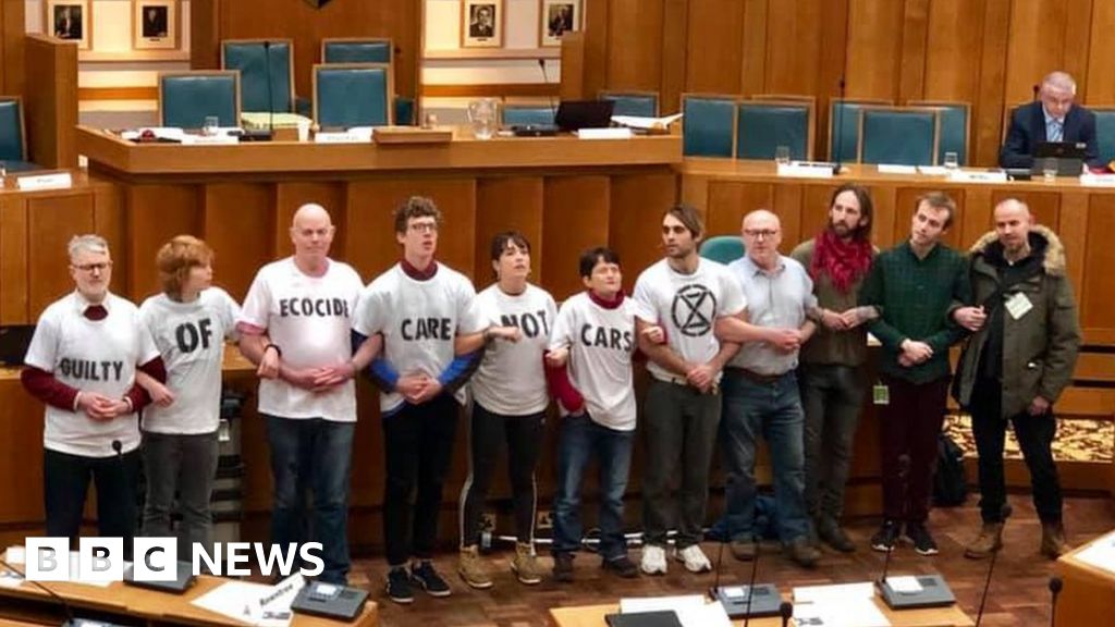 Norwich road protesters removed from council meeting
