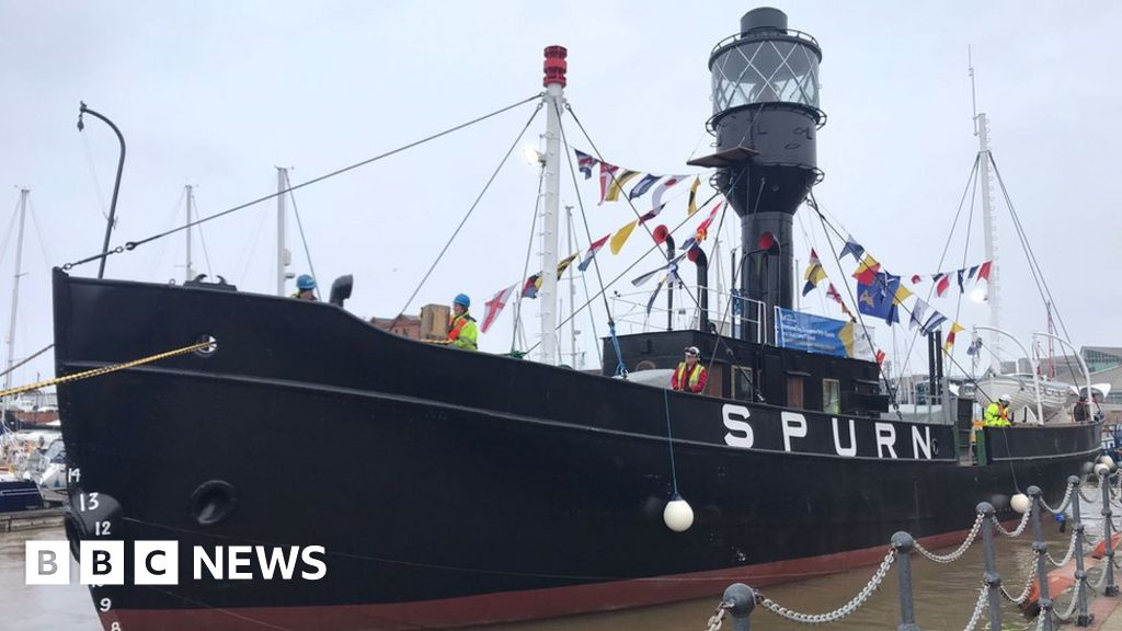 Spurn lightship: Work starts on Hull marina berth - BBC News