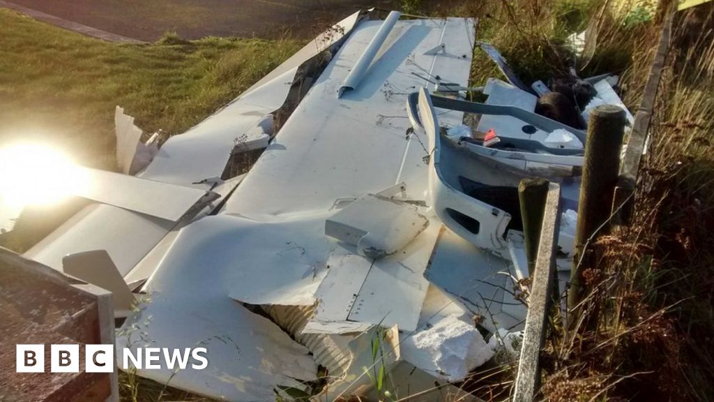 Two injured in light aircraft crash near Sandtoft airfield - BBC News