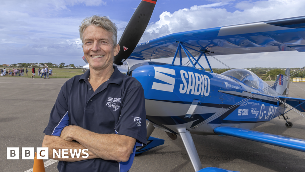 New planes at Guernsey 'Meet the Pilots' event - BBC News