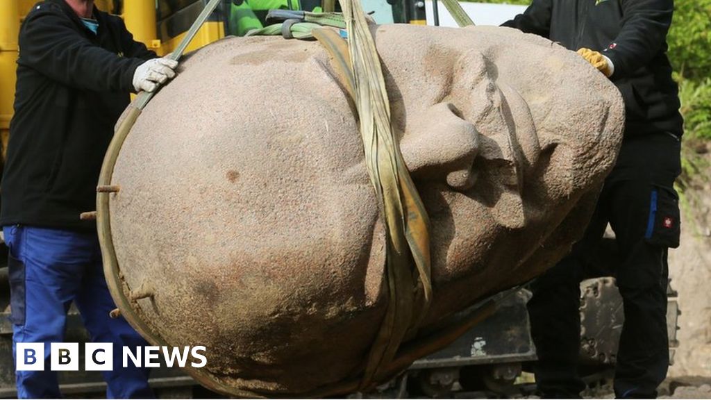 Giant Lenin 'head' unearthed 24 years after burial in Berlin - BBC News