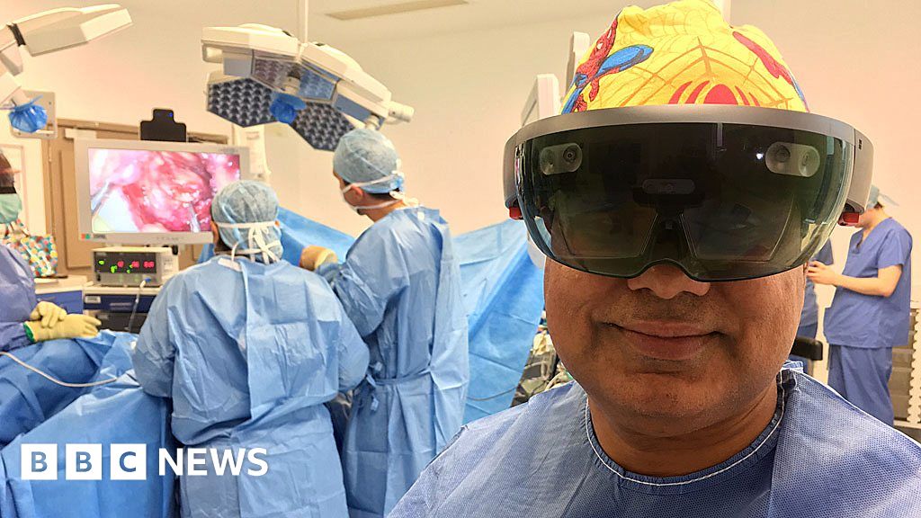 Hololens tech used in bowel cancer surgery - BBC News