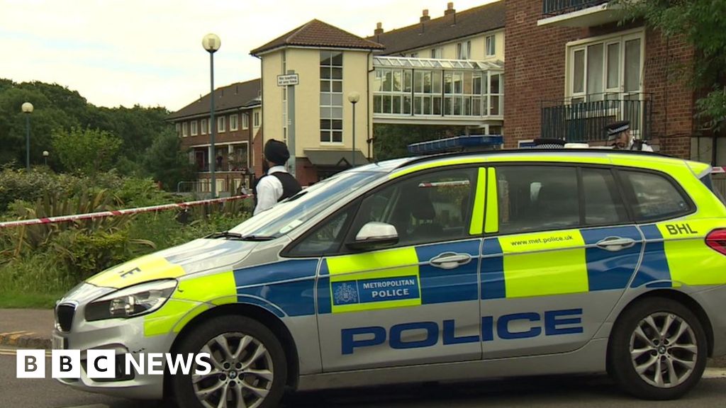 Feltham shooting: Three arrested over gun death - BBC News