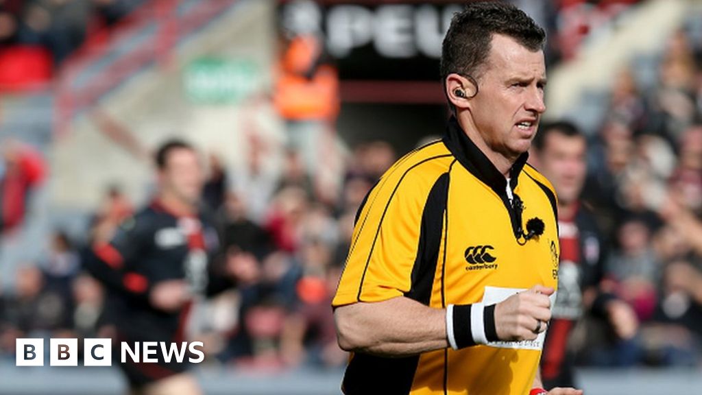 Rugby referee Nigel Owens gets honorary fellowship - BBC News