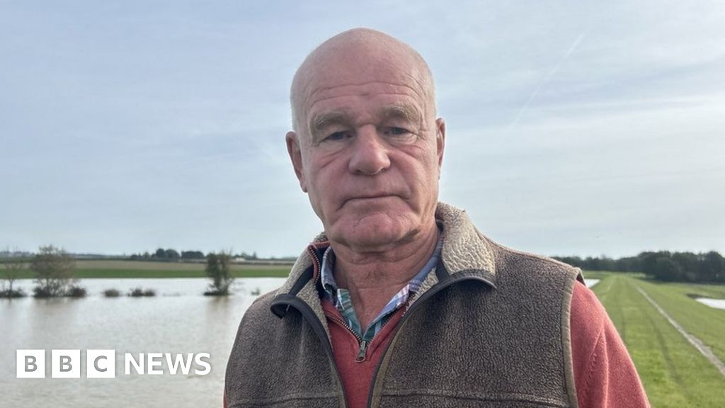 Horncastle flooding: Farmer hits out at Environment Agency - BBC News