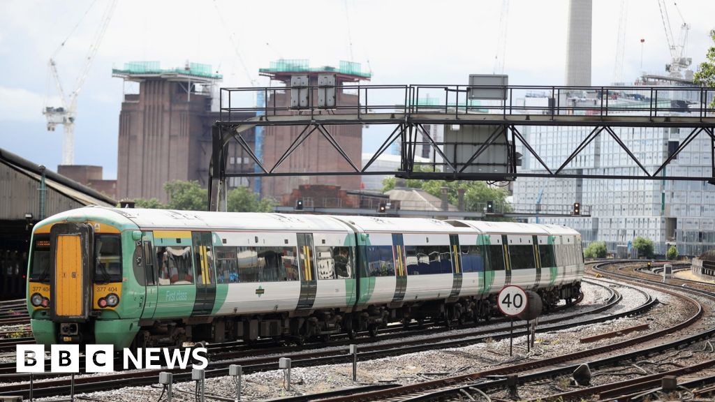 Southern rail and RMT fail to reach dispute deal - BBC News