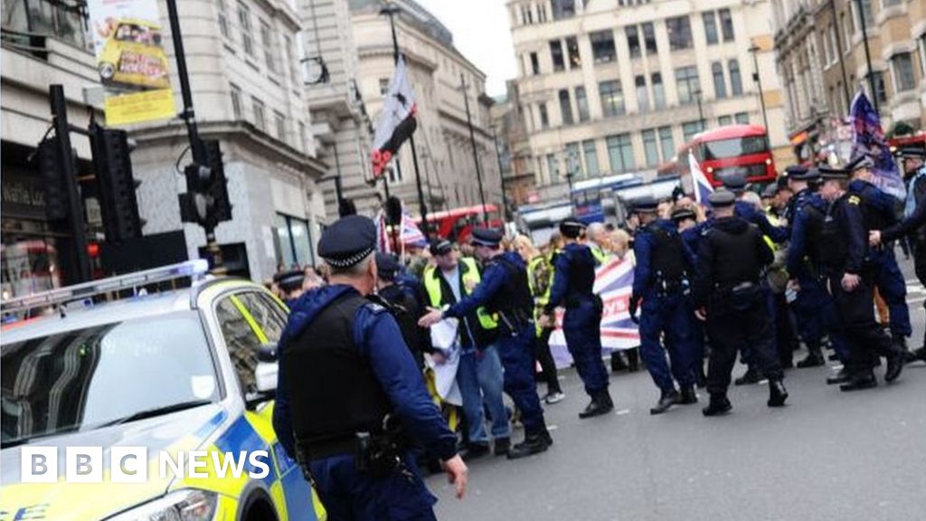 Met PC cleared of beating 'yellow vest' protester during clashes - BBC News