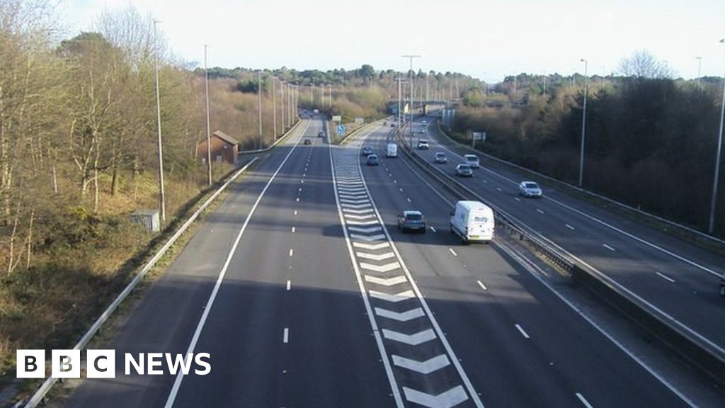 M27 crash: Police car and HGV in motorway collision - BBC News
