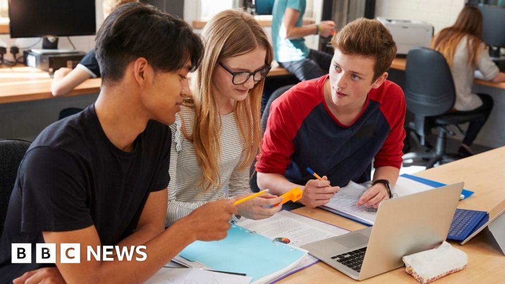 Lampeter school uses E-sgol video for remote learning - BBC News