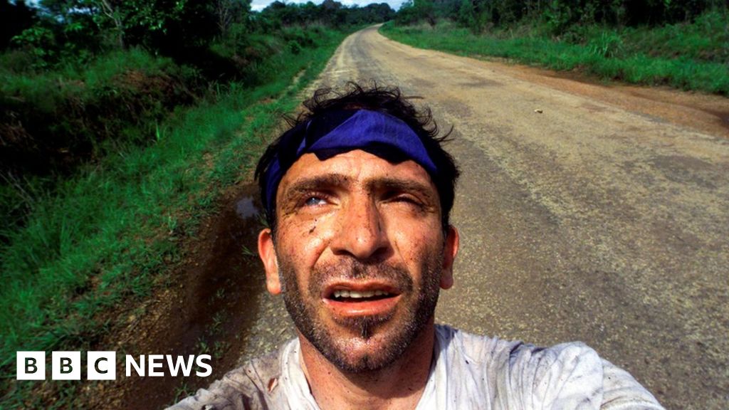 Yannis Behrakis: Pulitzer-winning photographer dies