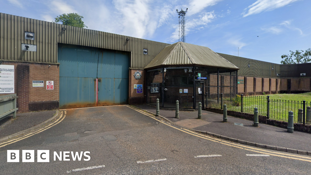 Omagh man 'punched officers before escaping custody' in Strabane - BBC News