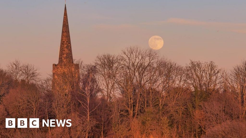 Wolf Moon captured above the East Midlands - BBC News