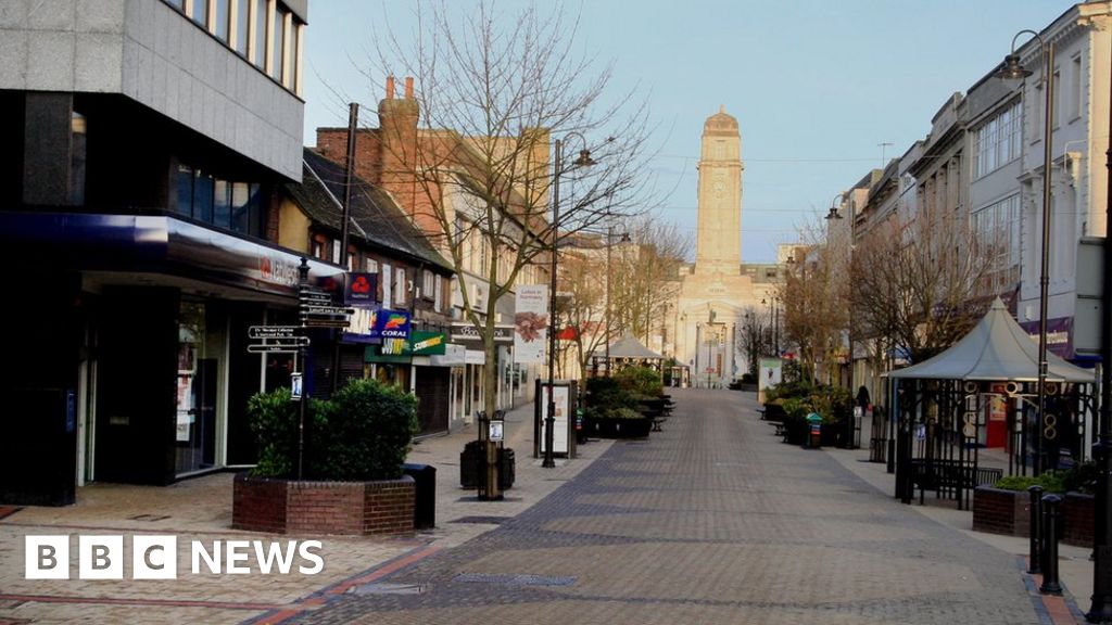 Luton Borough Council proposes cuts to plug £22m shortfall - BBC News