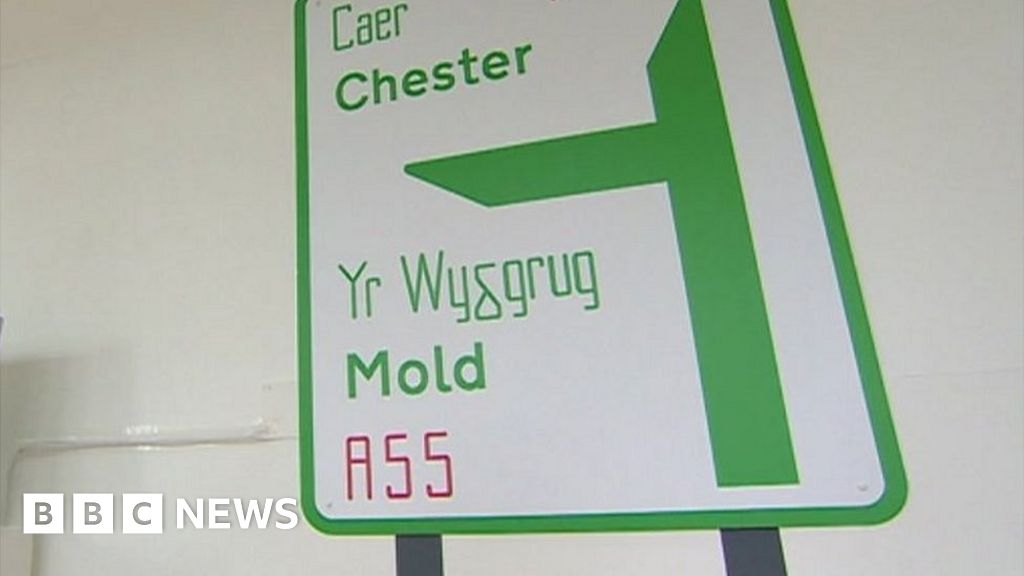 Road signs: Man designs new Welsh alphabet - BBC News