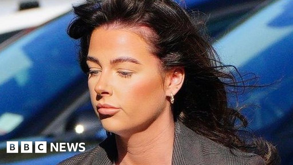 Bridgend: Accused prison guard says she feared for life - BBC News