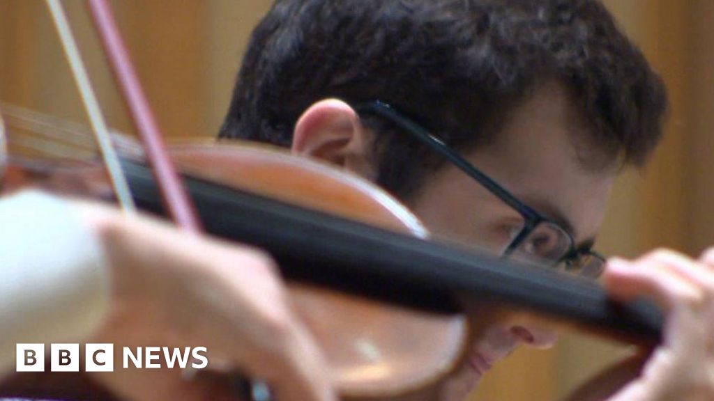 Student violinist on Buckingham Palace gala concert - BBC News