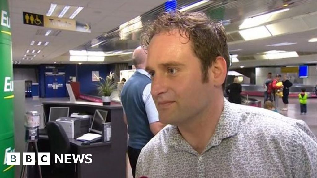 Eyewitnesses on Belfast-bound Easyjet plane Taser incident - BBC News