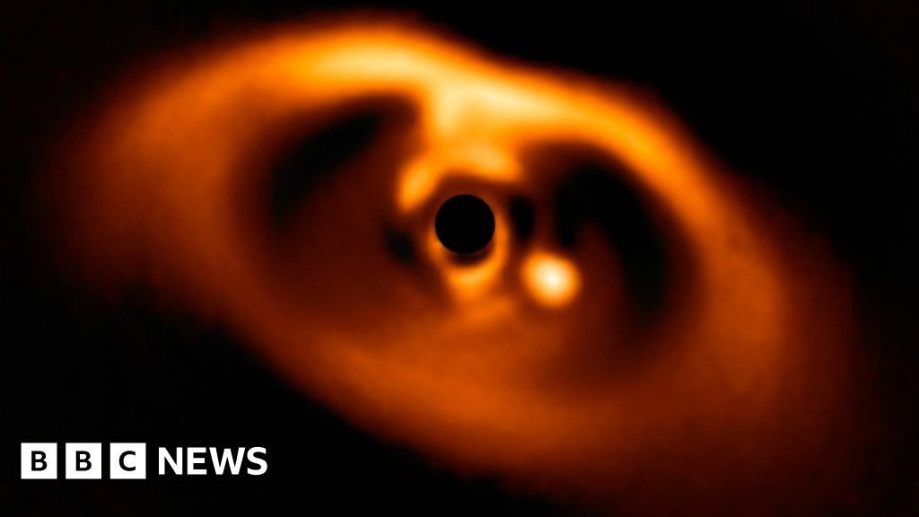 Newborn planet pictured for first time - BBC News