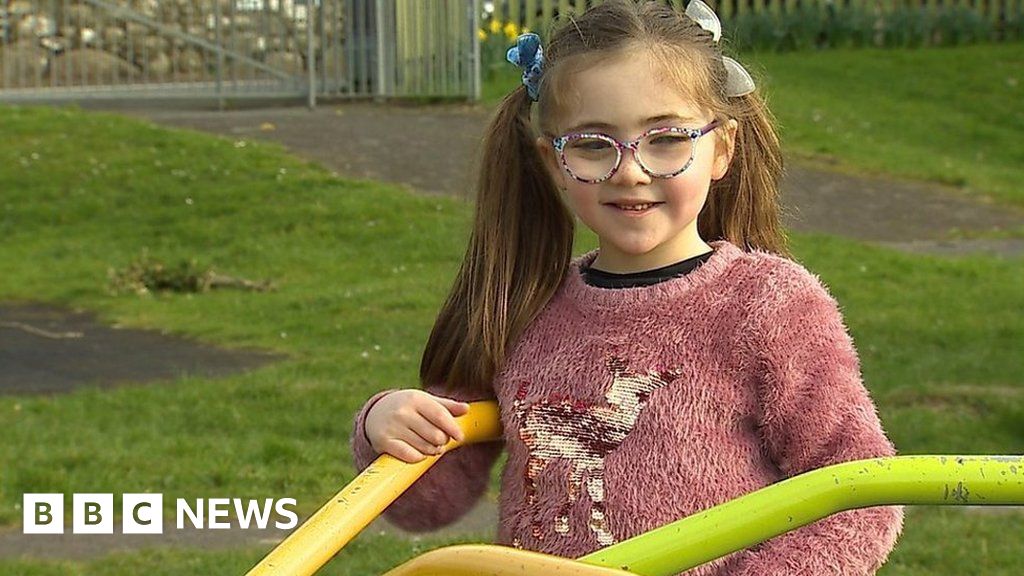 Sight loss: Life skills support for children 'life-changing' - BBC News