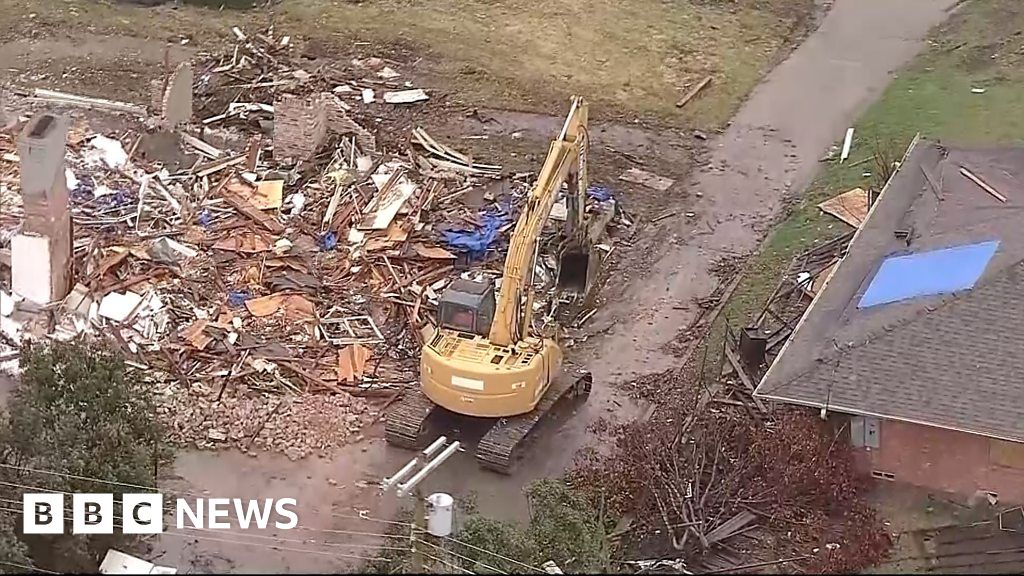 Storms devastate US South and Midwest - BBC News